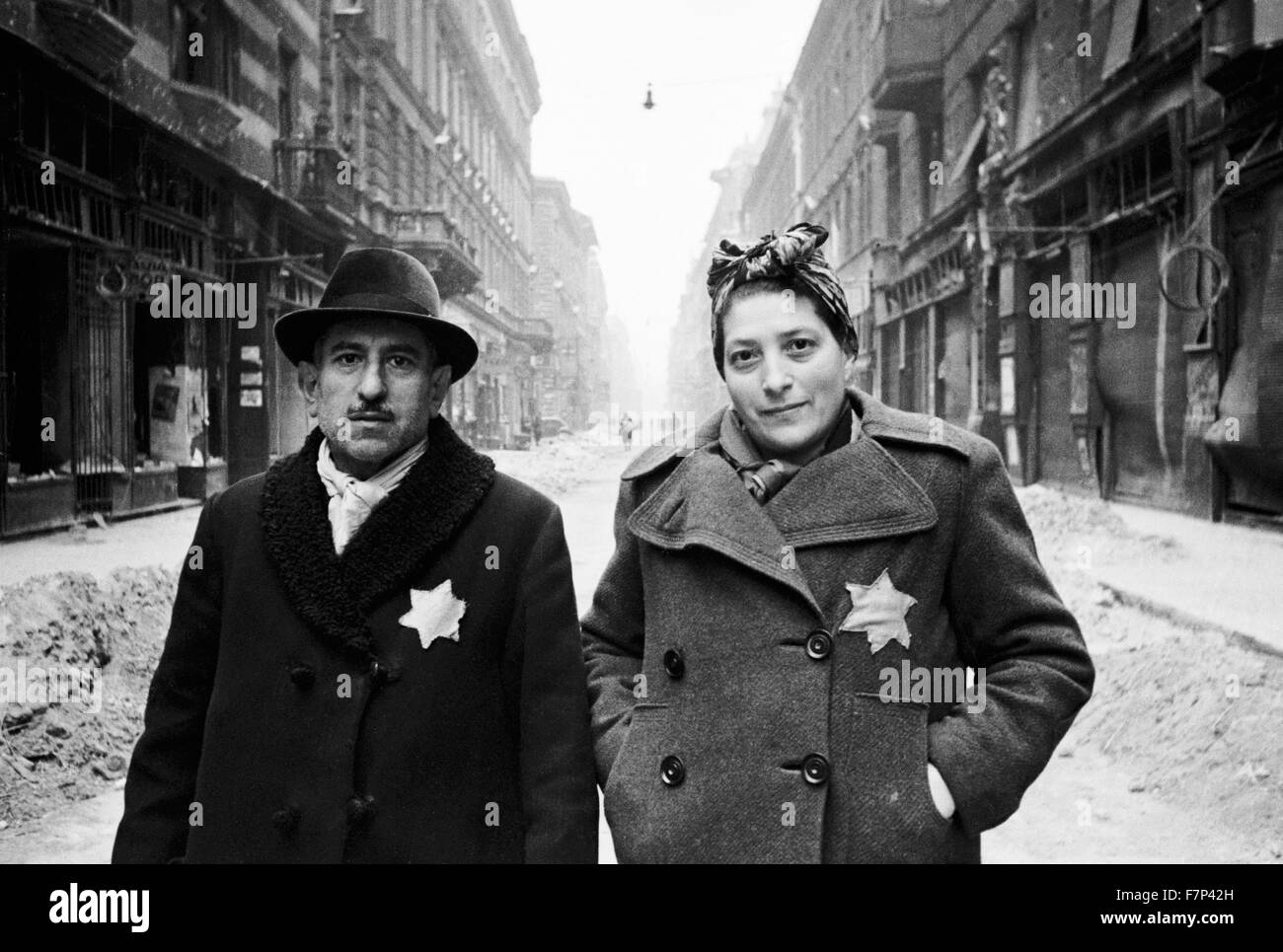 Photographie d'un couple juif dans le Ghetto de Varsovie. Datée 1942 ...