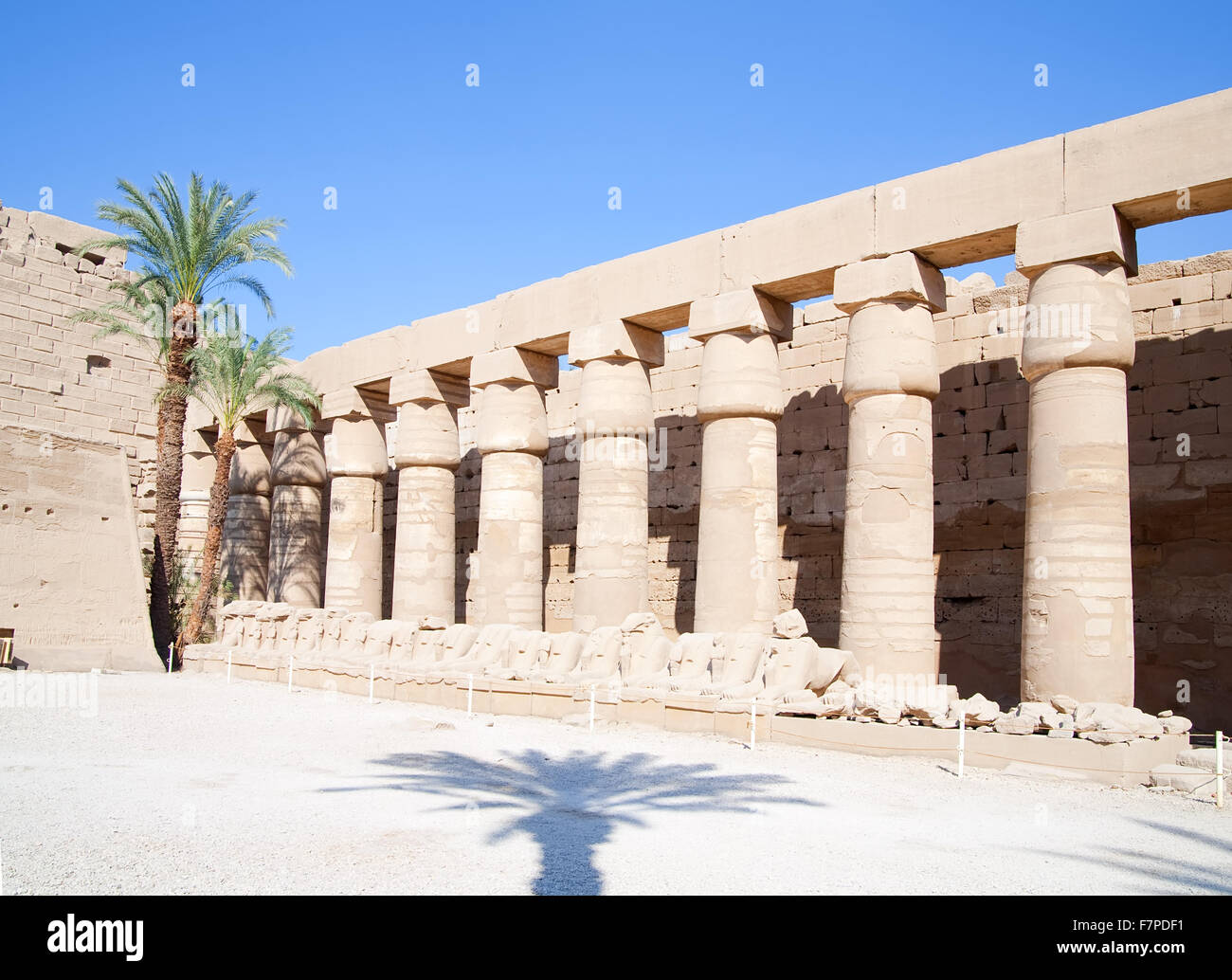 Colonnes dans le Temple d'Amon-Ra à Karnak. Thèbes antique. Louxor ...