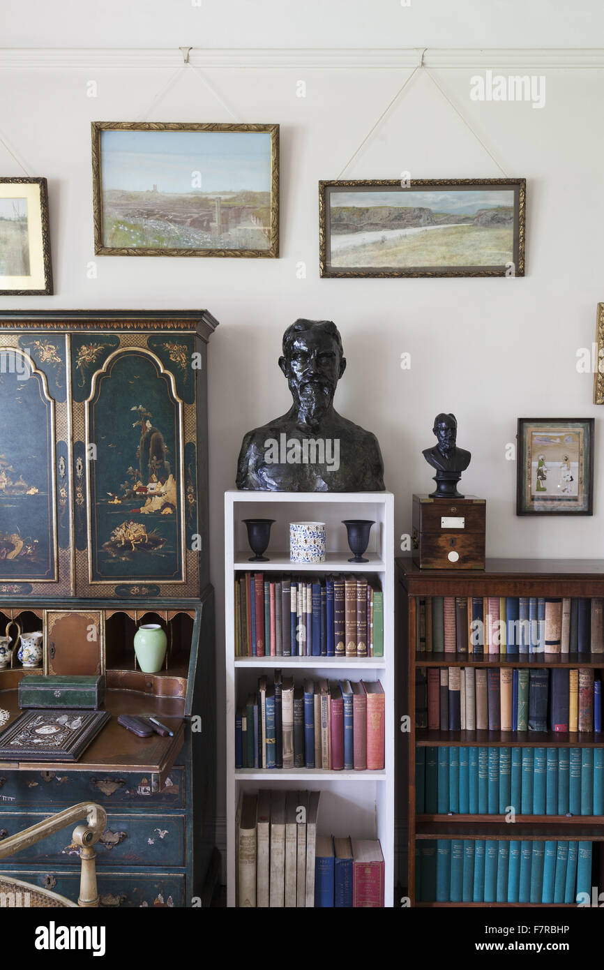 Bibliothèques, sculptures, mobilier et photos dans le salon chez Shaw's ...