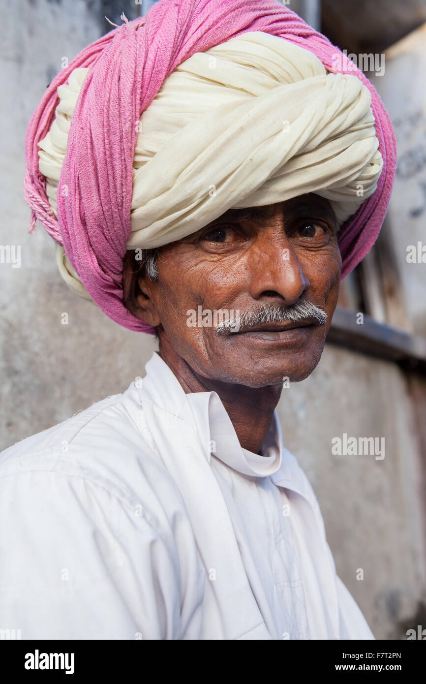 Visage homme hindou avec turban Banque de photographies et d’images à ...