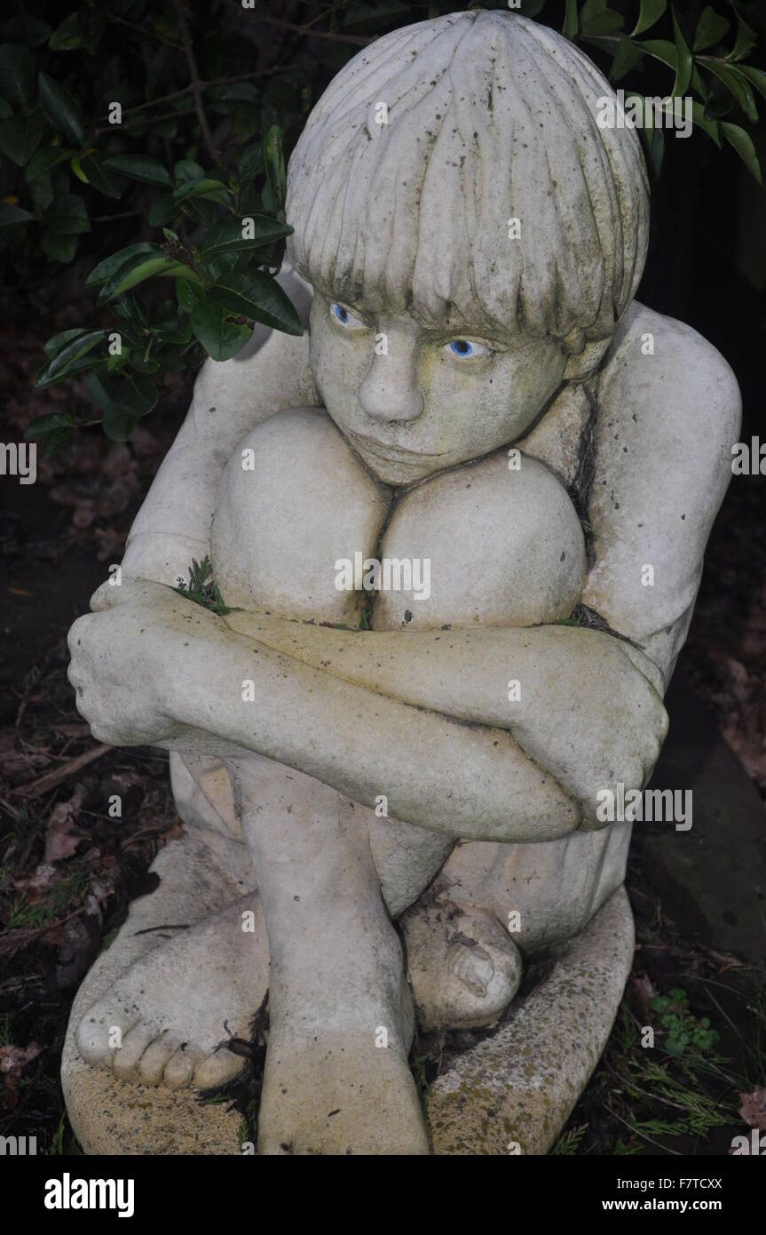 Statue of a boy Banque de photographies et d’images à haute résolution ...