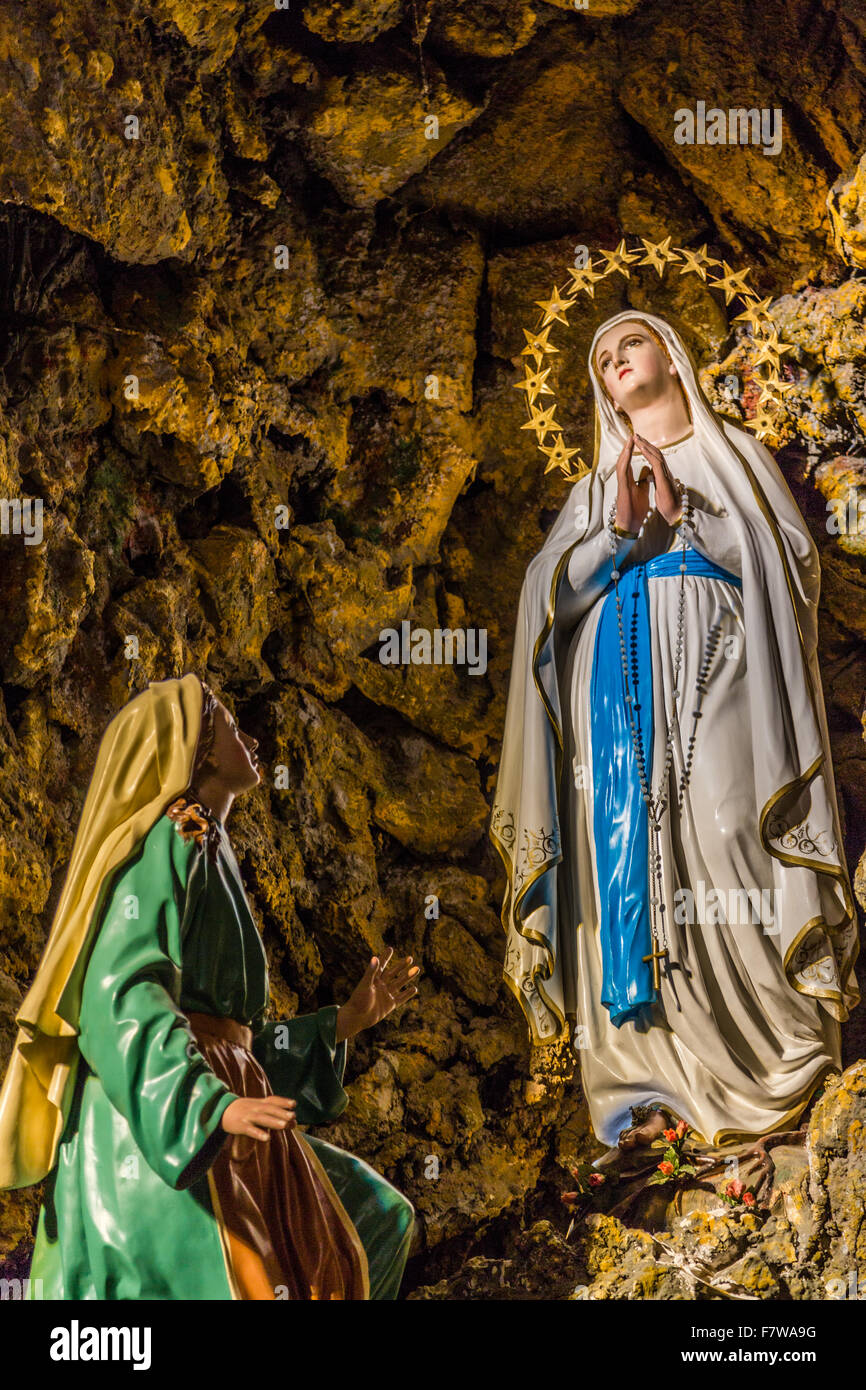 L'apparition de la Vierge Marie entourée d'étoiles dans la grotte de ...