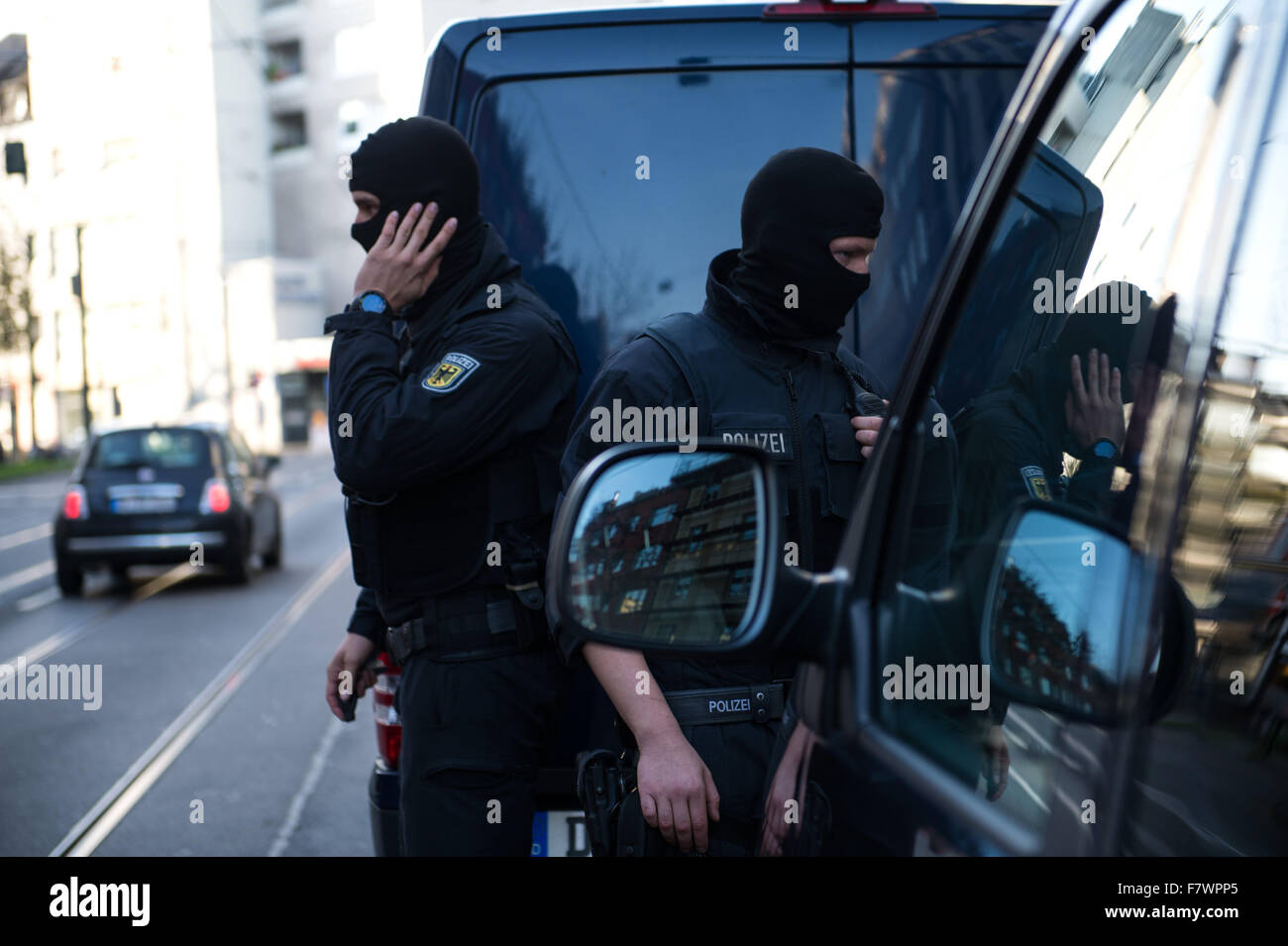 Raid police française Banque de photographies et d’images à haute ...