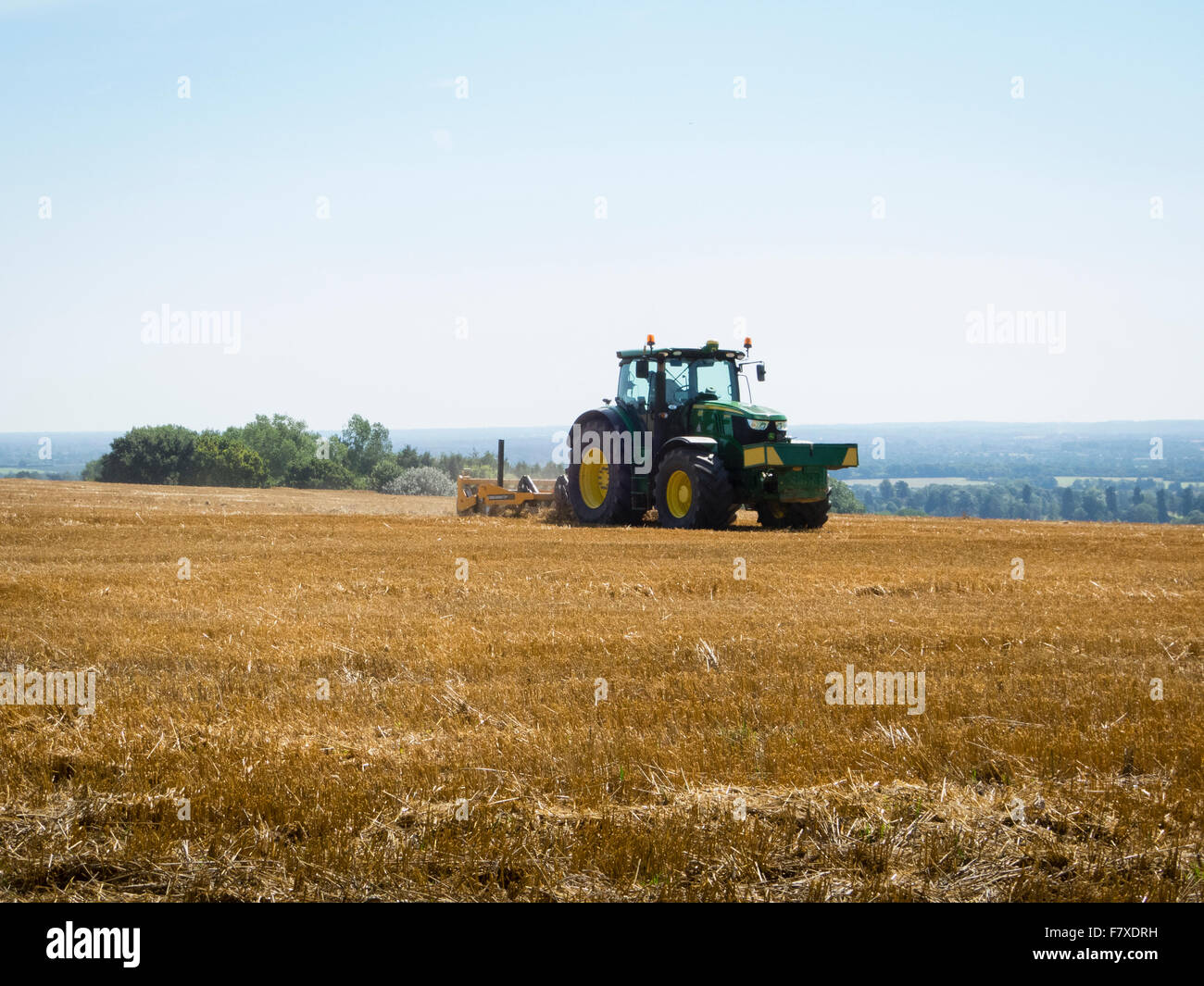 Champ de labour de tracteur Banque de photographies et d’images à haute ...