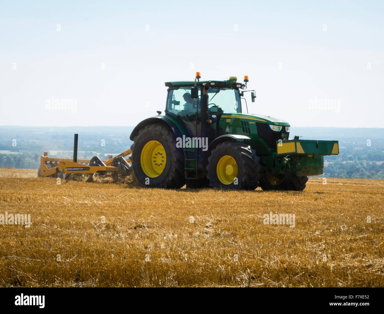 Champ de labour de tracteur Banque de photographies et d’images à haute ...