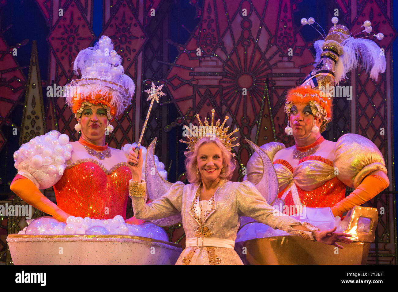Richmond, London, UK. 19Th Mar, 2015. L-R : Matthieu Rixon comme Cheryl ...