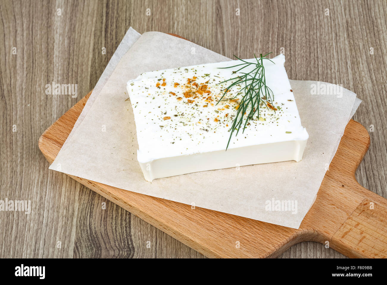 Le fromage Feta avec les feuilles d'aneth et les épices sur fond de ...