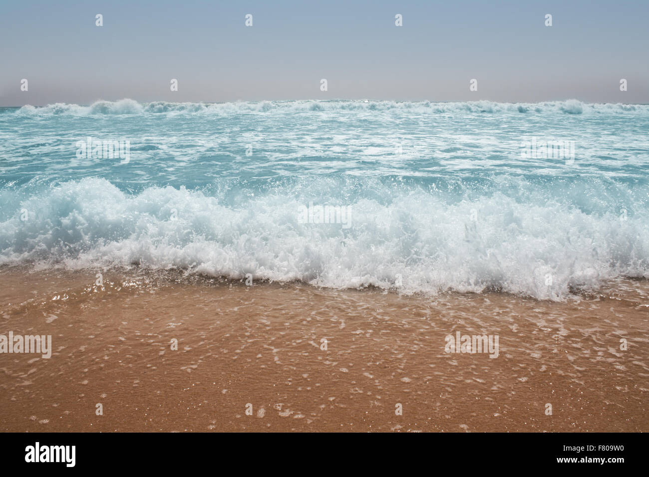 Petite vague Banque de photographies et d’images à haute résolution - Alamy