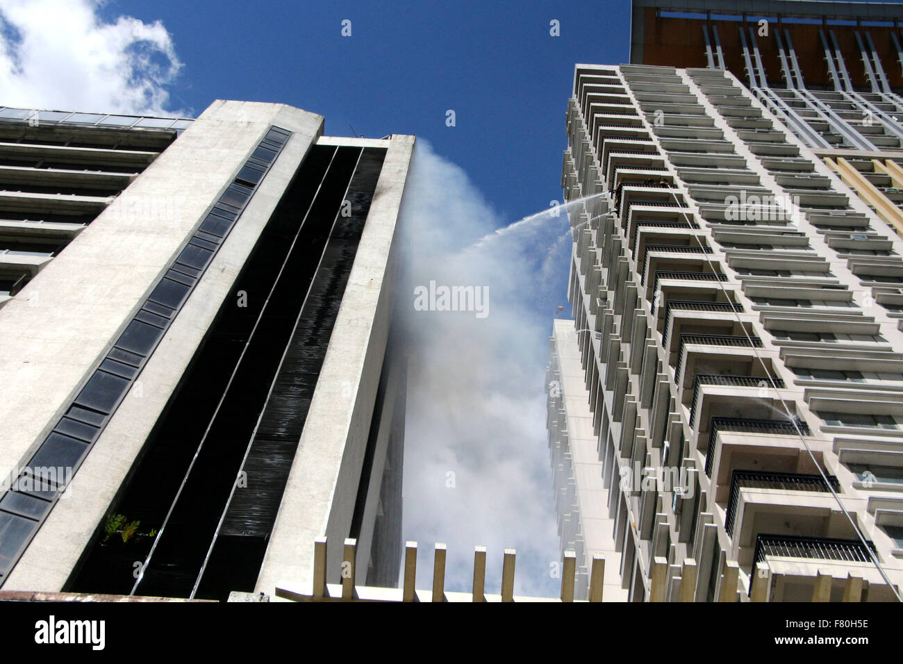 Manille, Philippines. 08Th Nov, 2015. Un groupe de pompiers s'éteindre ...