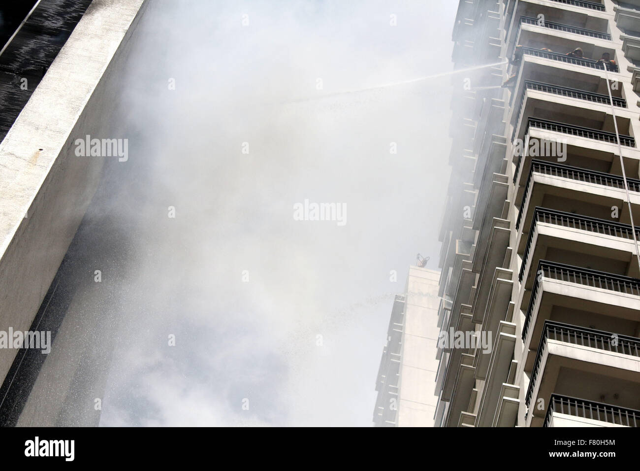 Manille, Philippines. 08Th Nov, 2015. Un groupe de pompiers s'éteindre ...