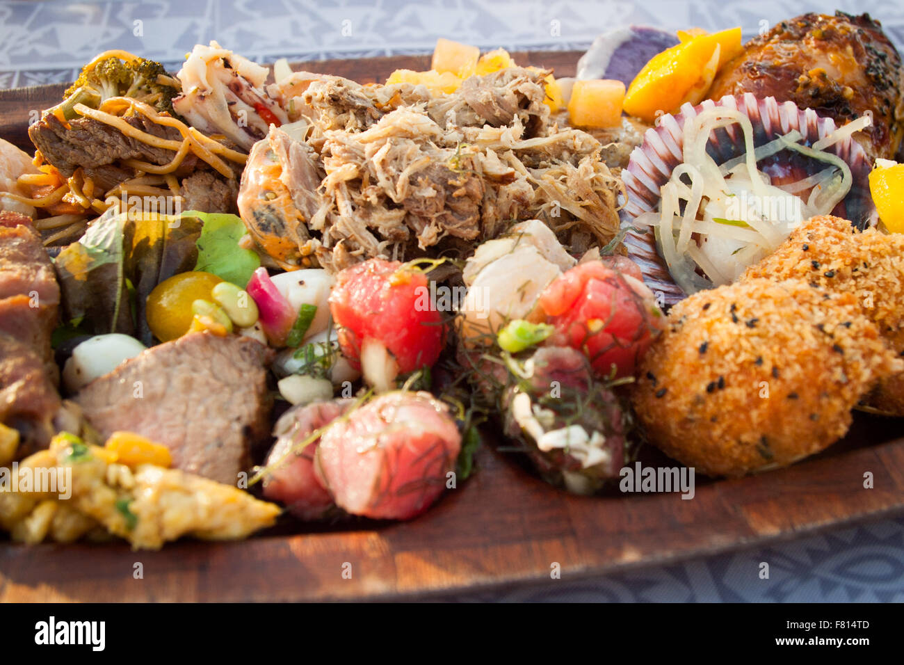 De délicieux mets de la buffet polynésien au rassemblement des Rois ...