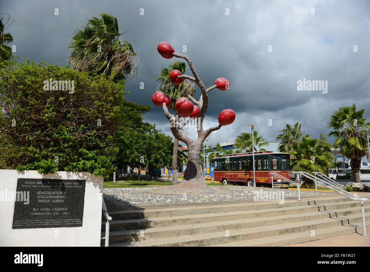 Chariot et de la sculpture (par l'artiste Ming Fay) au centre de la ...