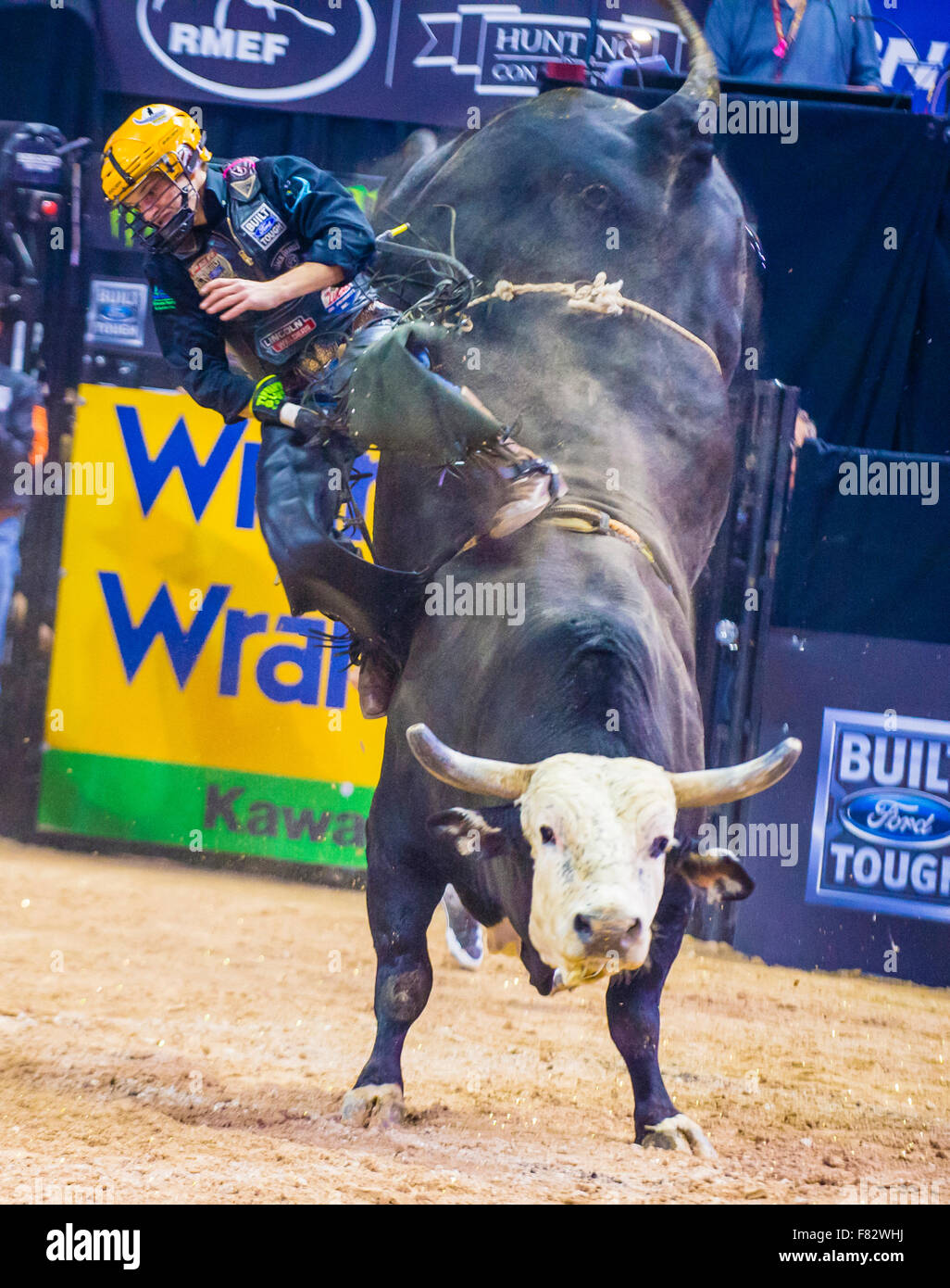 Cowboy participant à la PBR bull riding world finals. Le bull riding ...