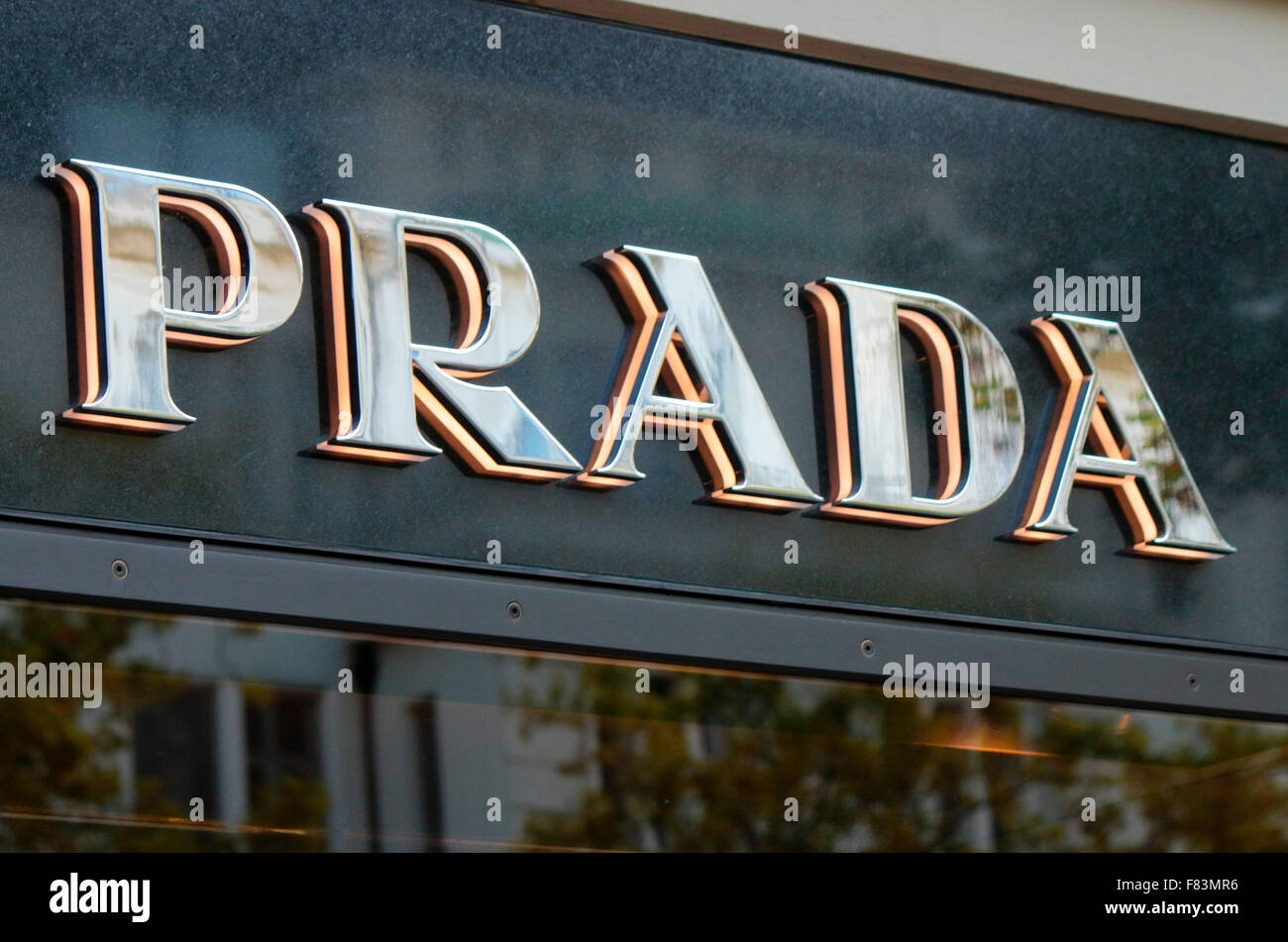 Prada logo Banque de photographies et d’images à haute résolution - Alamy