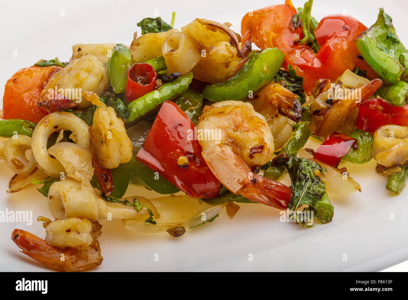 Fruits de mer aux petits légumes - crevettes et calamars Photo Stock ...