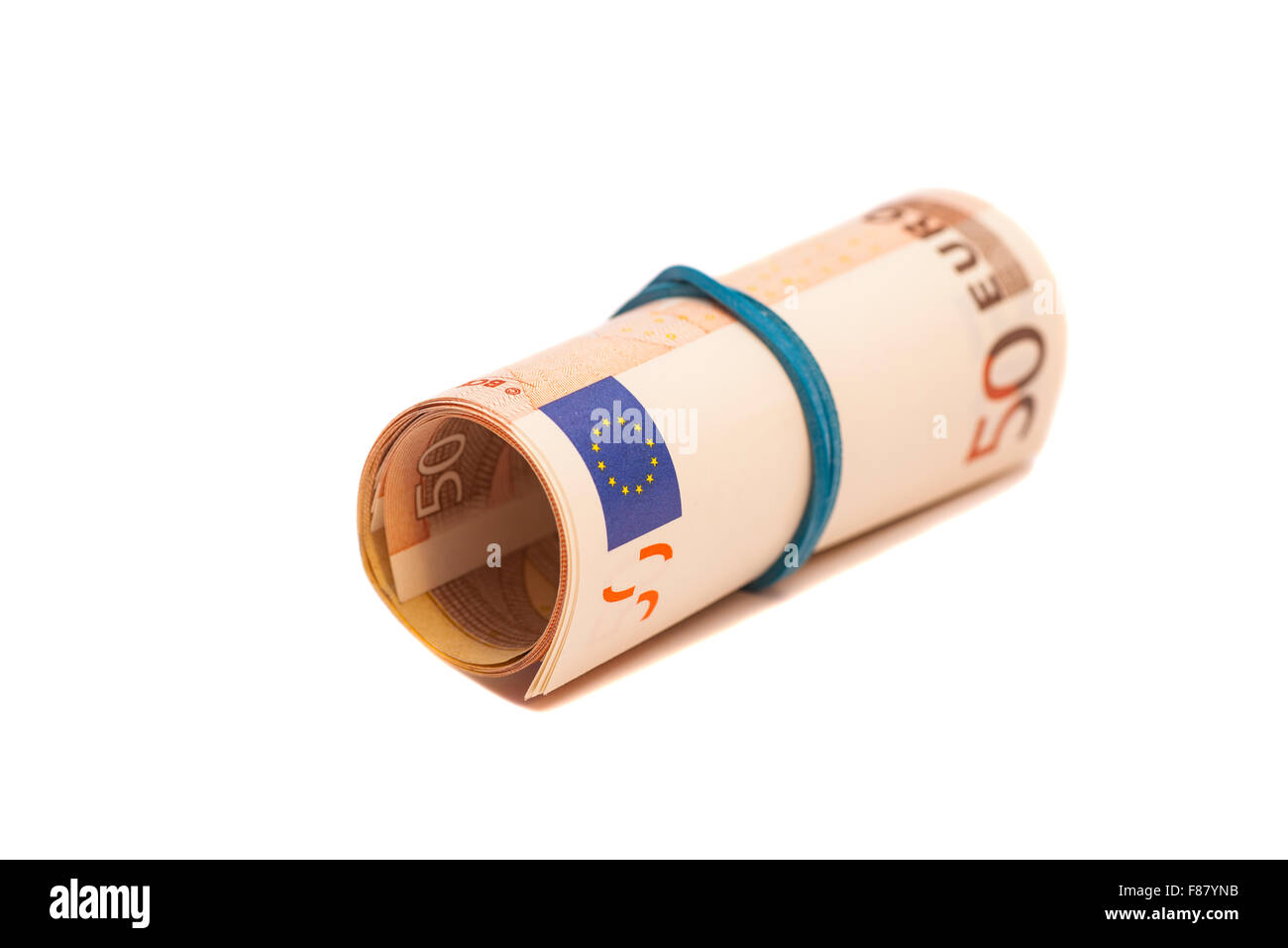 Un rouleau de Cinquante billets avec une bande élastique, isolé sur ...