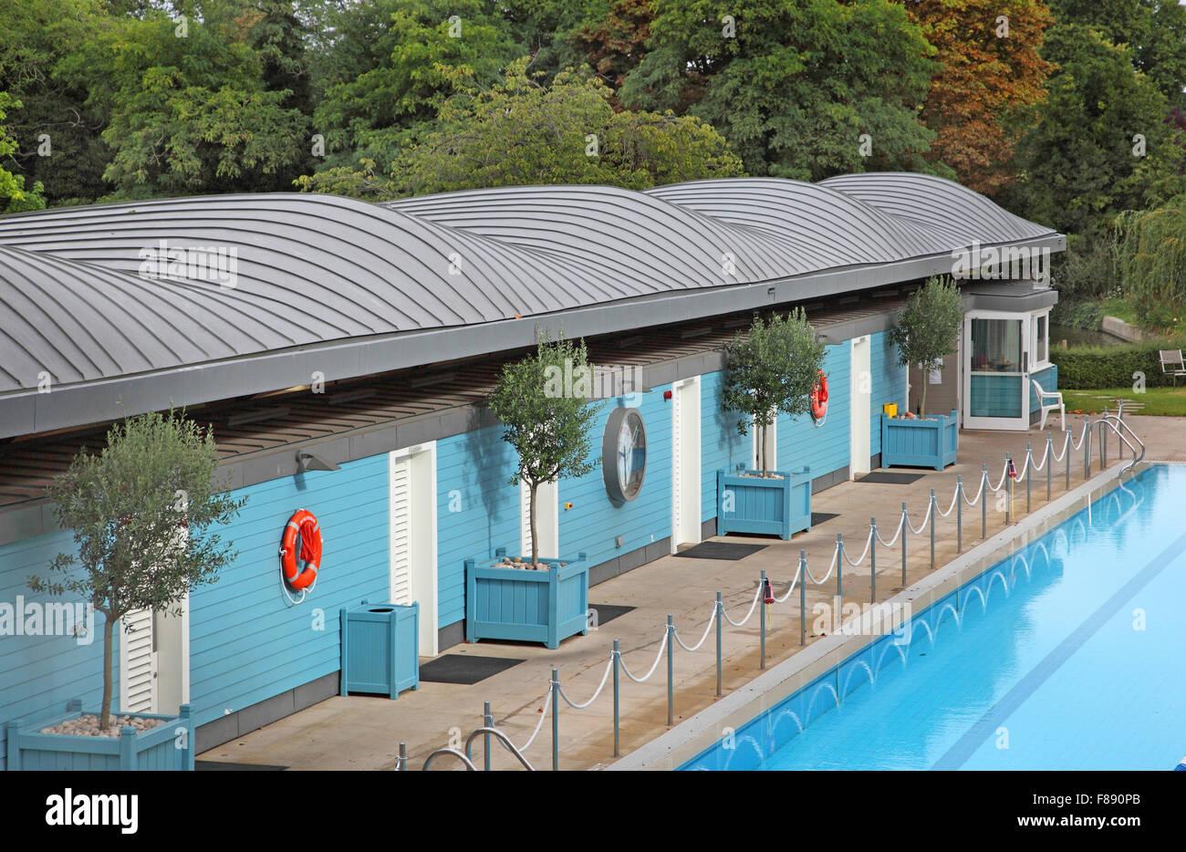 La piscine de plein air à proximité de la Tamise au London's club de ...