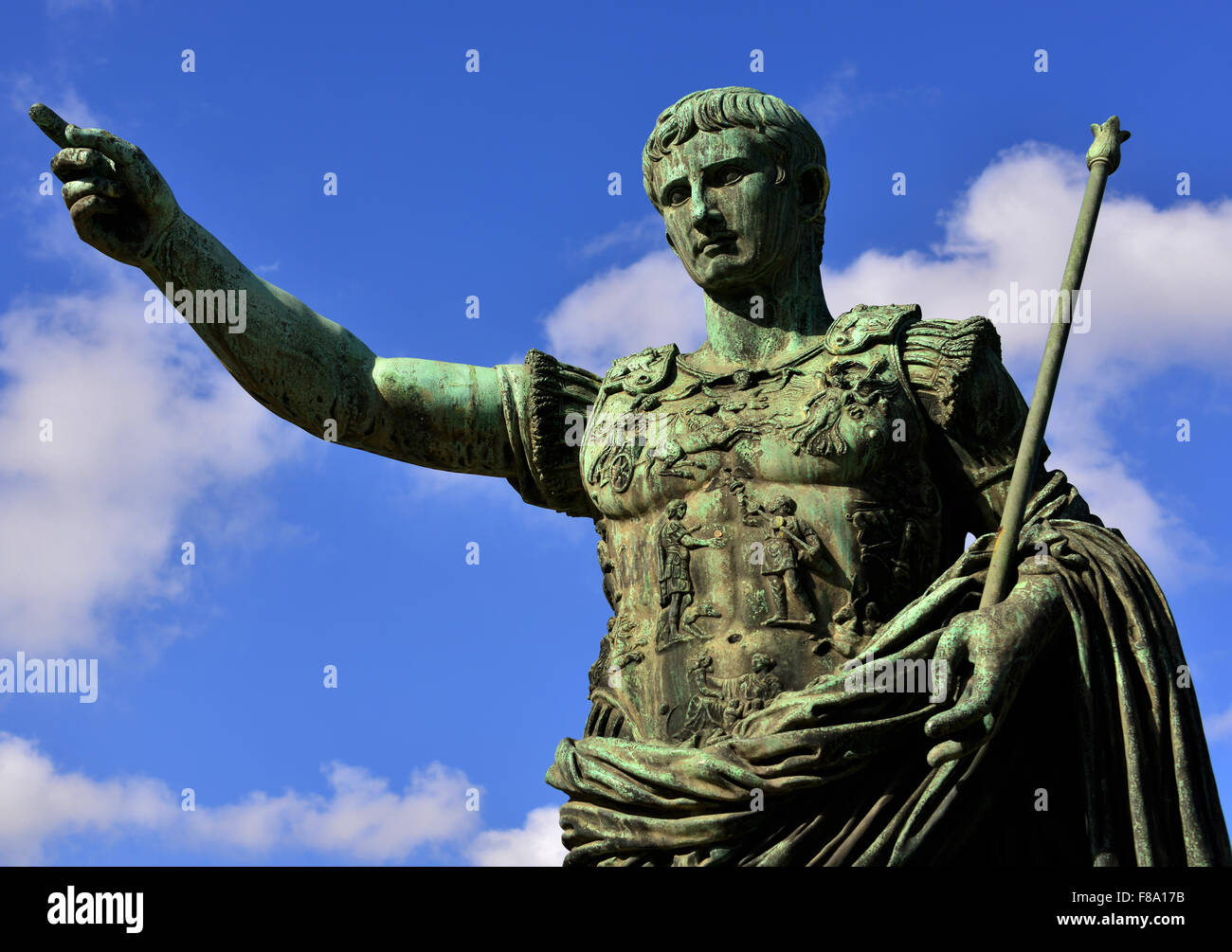 Statue en bronze d'Auguste, le premier empereur de Rome et père de la ...
