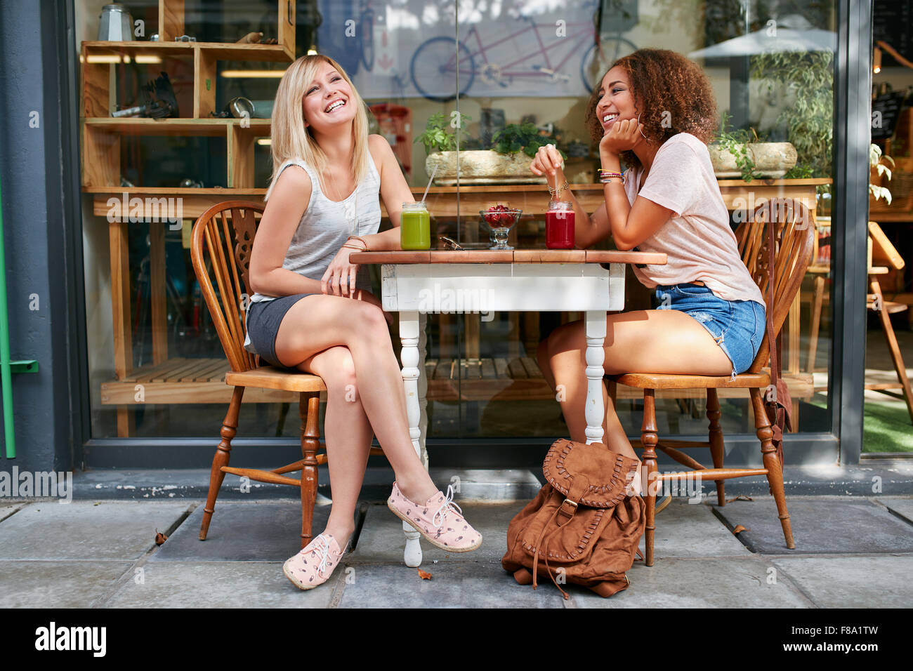 Deux Jeunes Amis Assis à La Terrasse Dun Café Et De Sourire Les