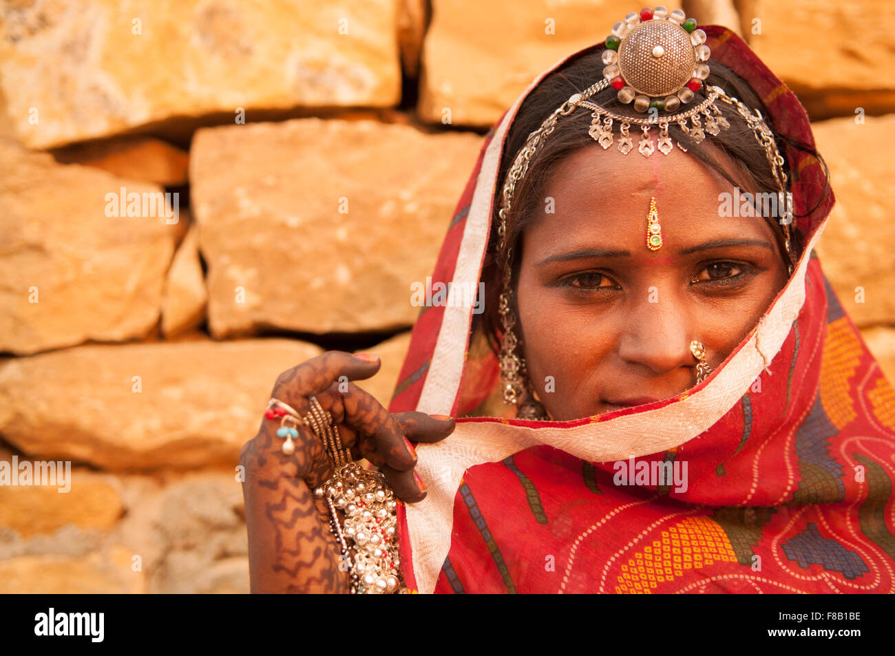 Femme indienne en sari traditionnel costume couvert son visage avec ...