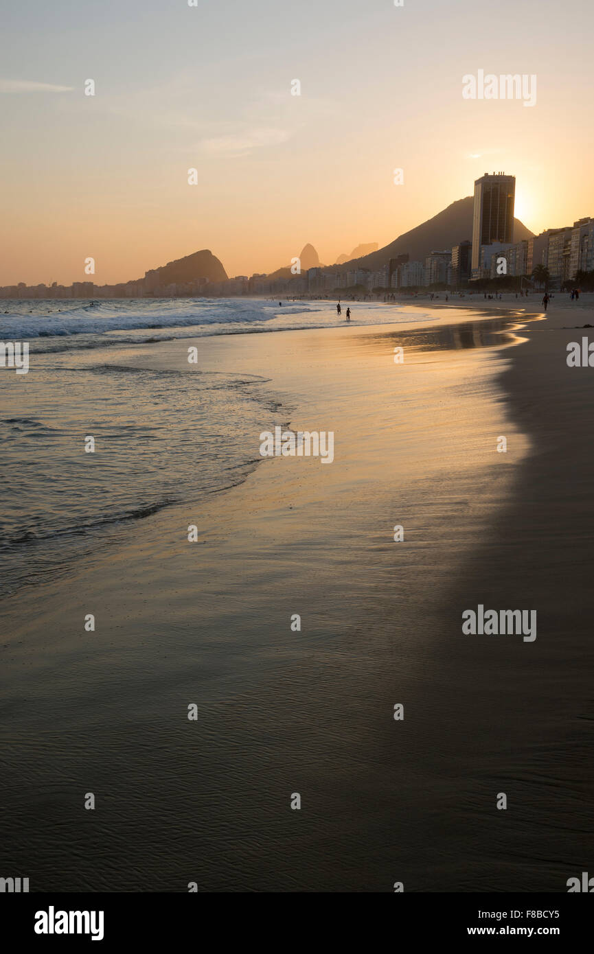 Golden soleil derrière une silhouette de la Rio de Janeiro skyline at ...