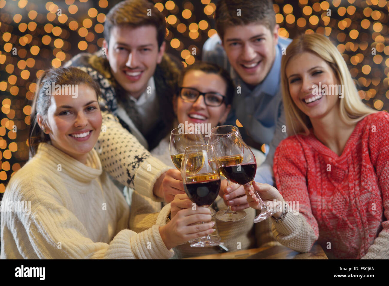 Groupe de professionnels jeunes boivent du vin au restaurant disco ...
