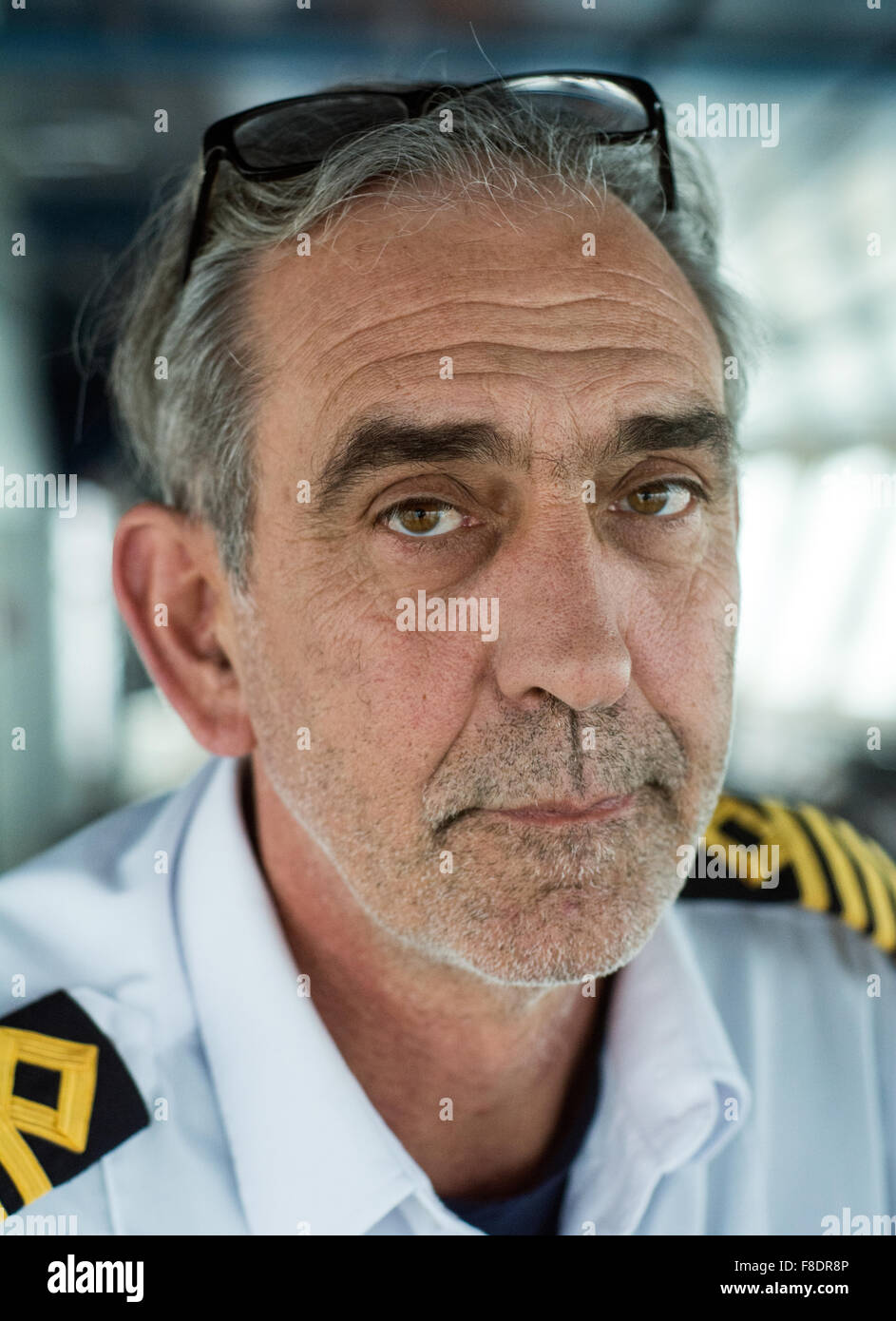 Le capitaine d'un navire de la marine marchande canadienne, pris dans ...