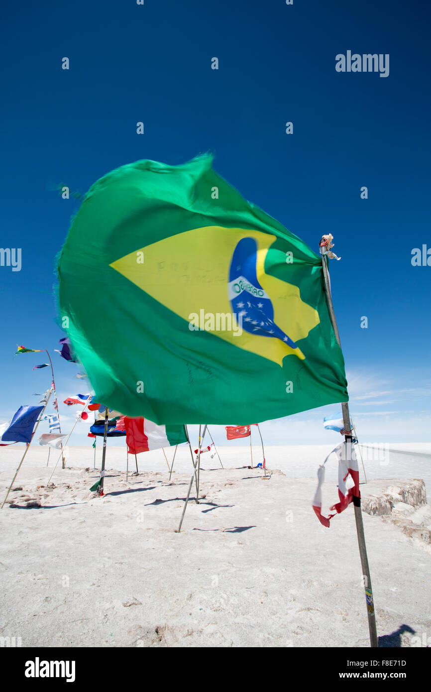 Les drapeaux flottant dans le Salar de Uyuni contre un ciel bleu. Le ...