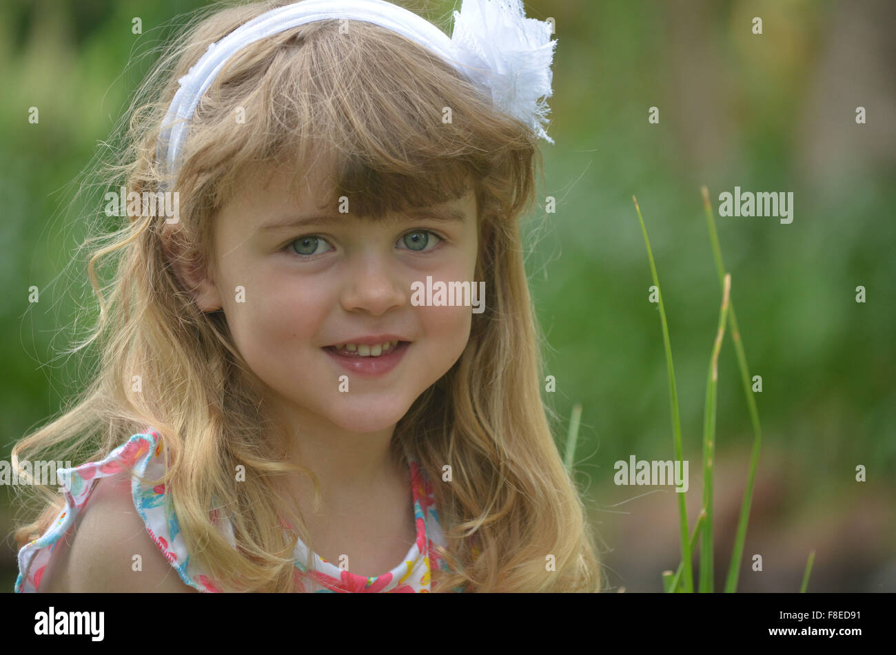 Petite fille fille Banque de photographies et d’images à haute ...
