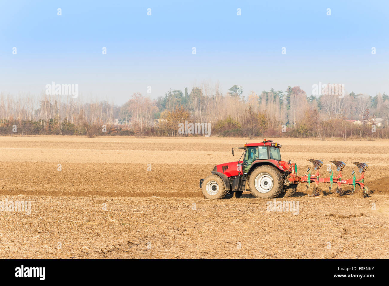 Tracteur labourant un champ Banque de photographies et d’images à haute ...
