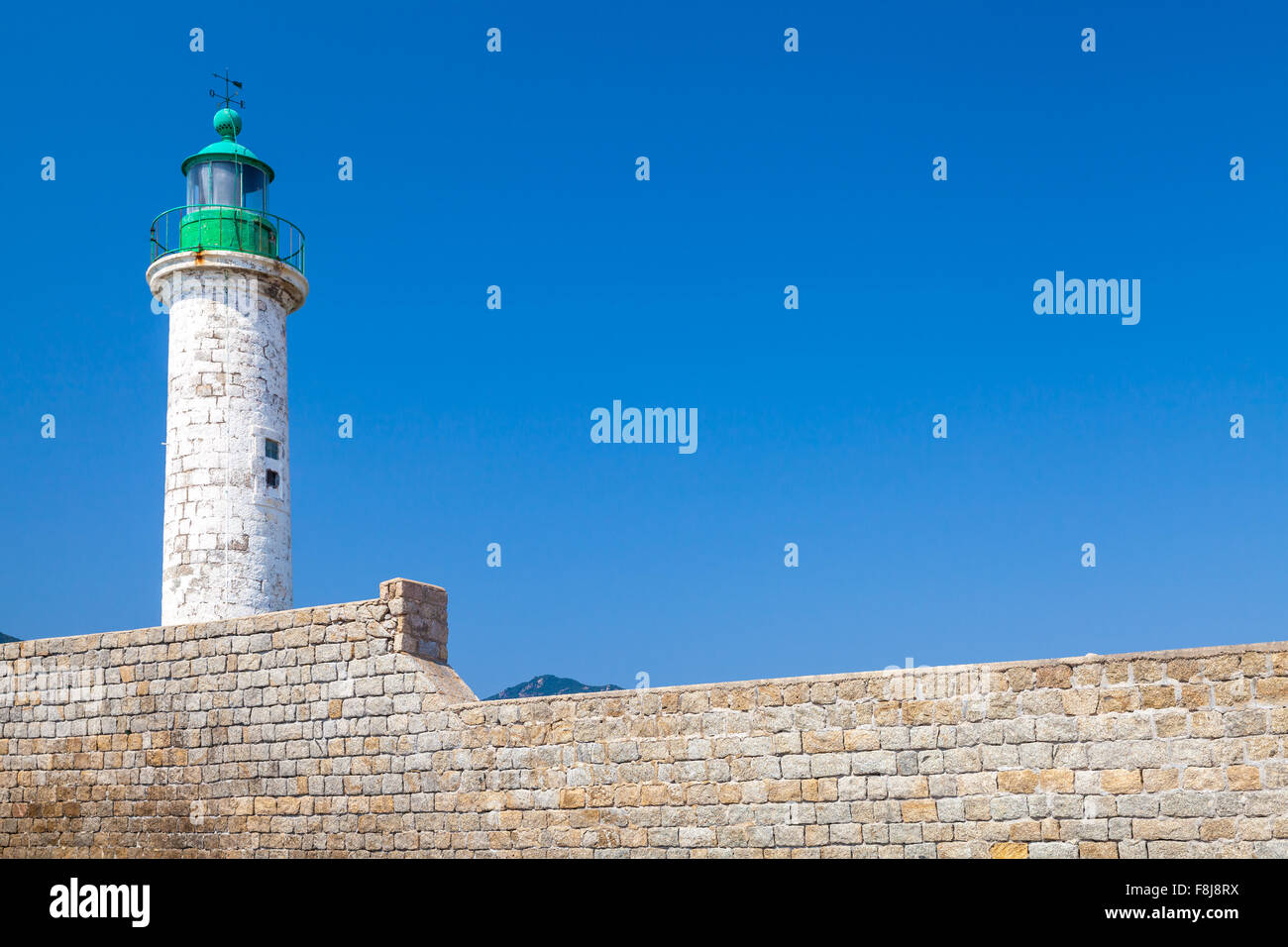 La tour phare blanc sur la pierre jetée. Entrée de Propriano, Corse ...