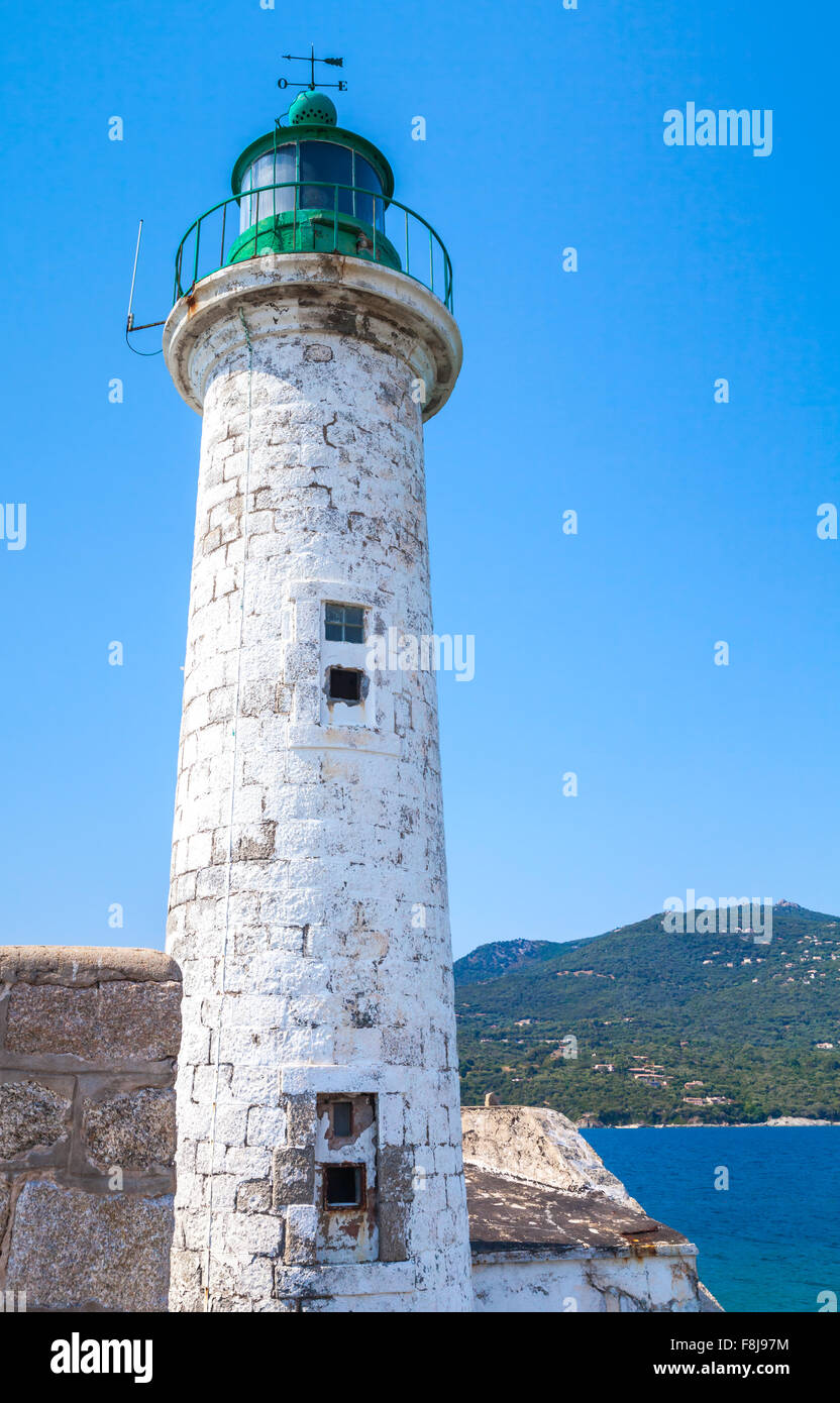 La tour phare en pierre blanche avec partie supérieure verte. Entrée au ...