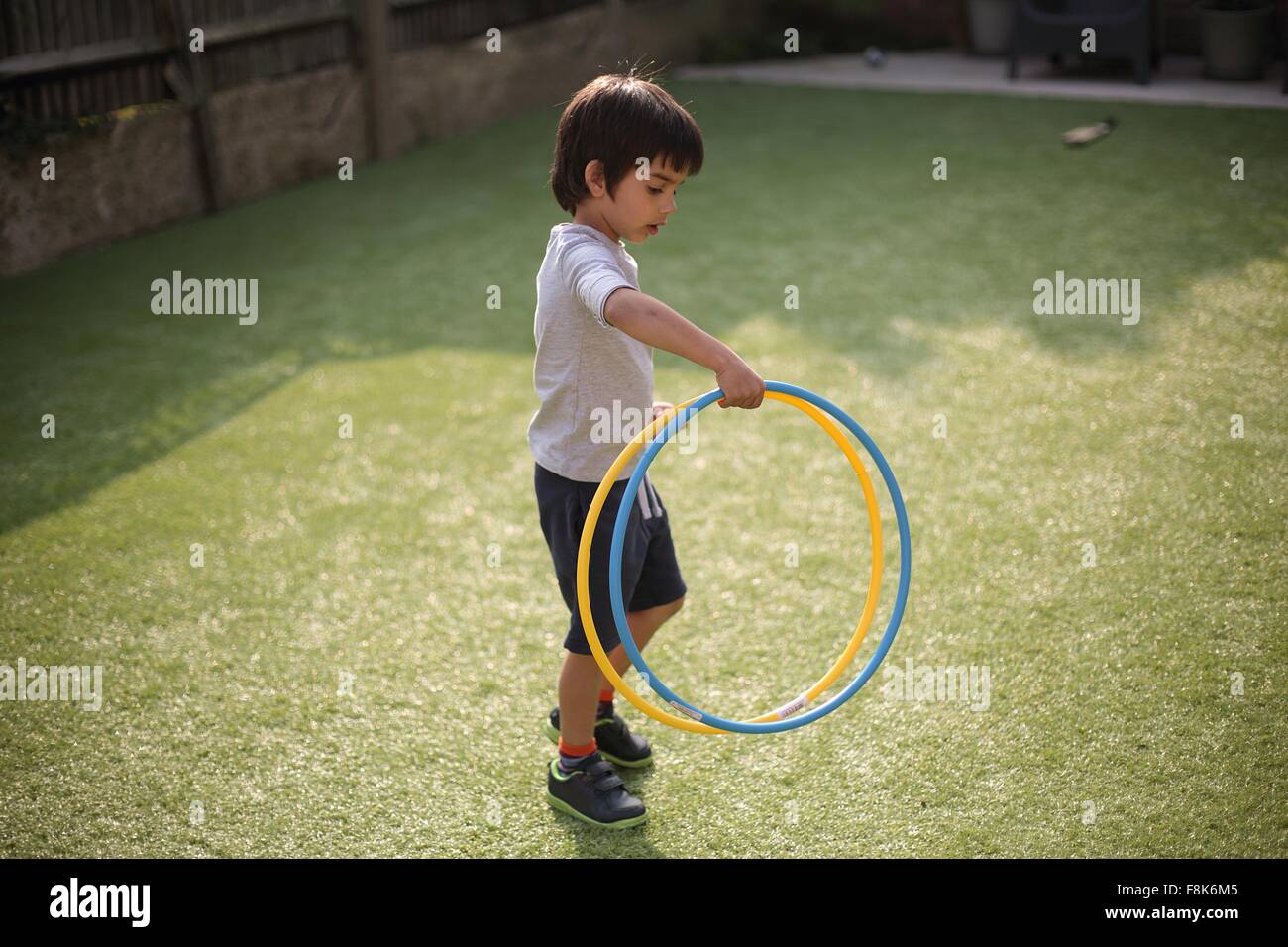 Enfants jouant avec des cerceaux Banque de photographies et d’images à ...