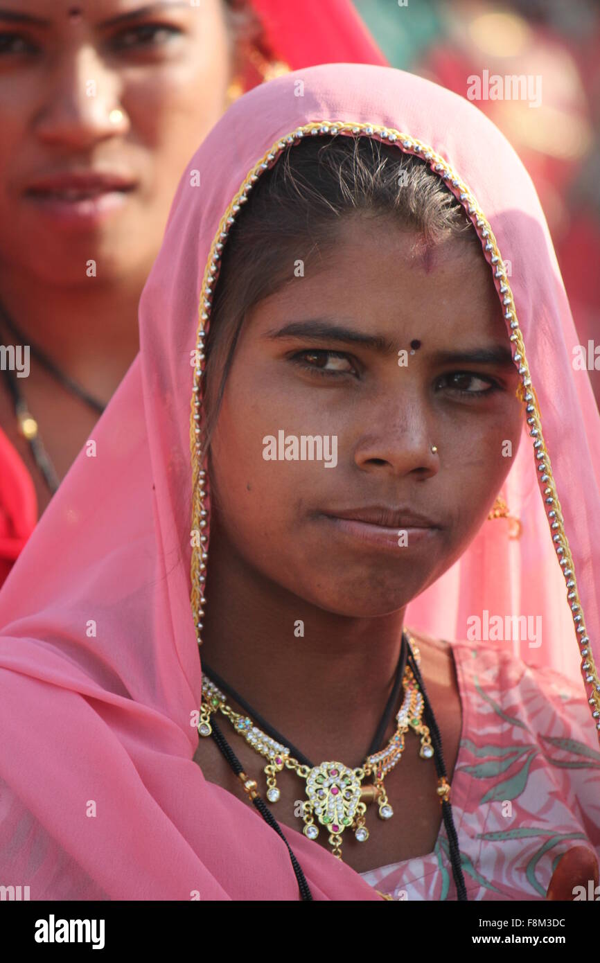 Fille indienne avec un voile rose tilak Banque de photographies et d ...