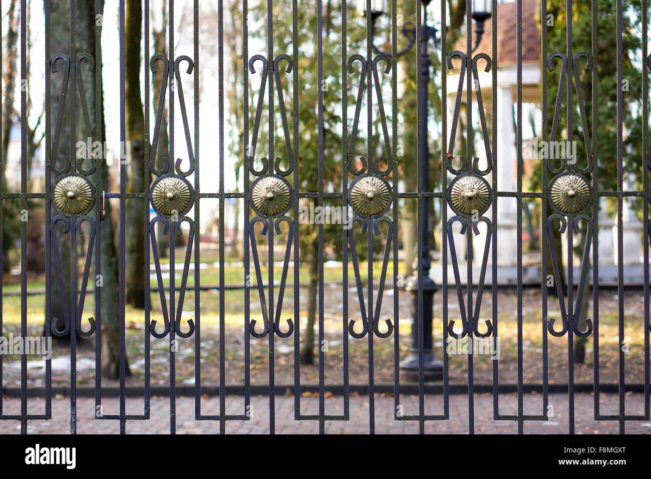 Forged fence Banque de photographies et d’images à haute résolution - Alamy