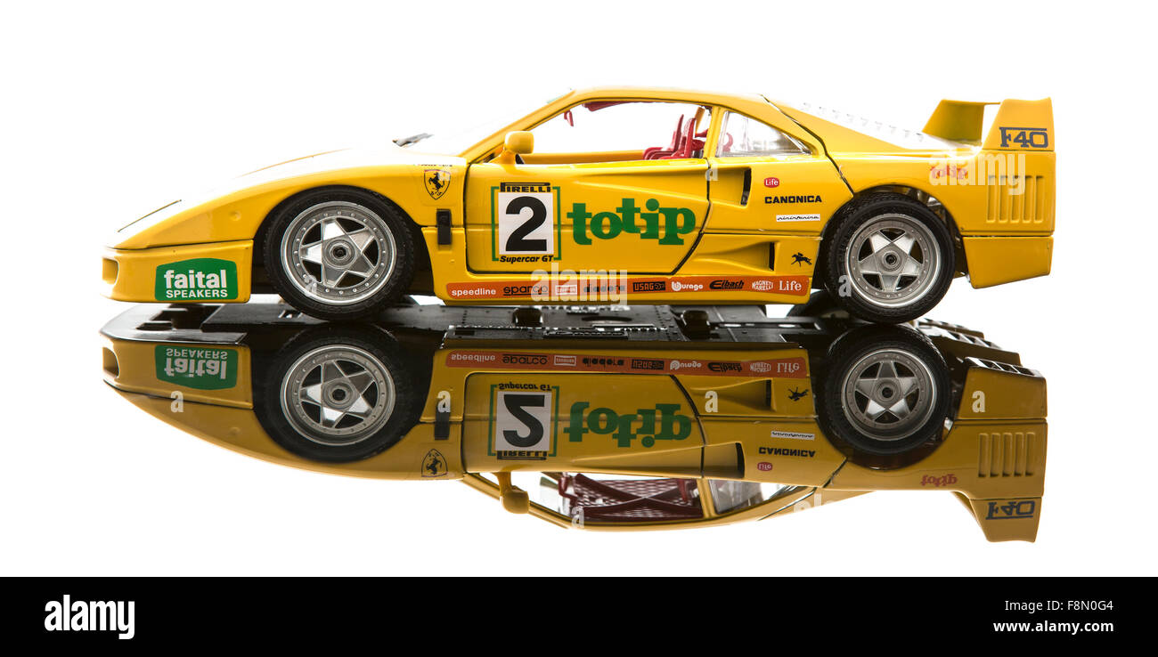 Ferrari jaune Banque de photographies et d’images à haute résolution ...