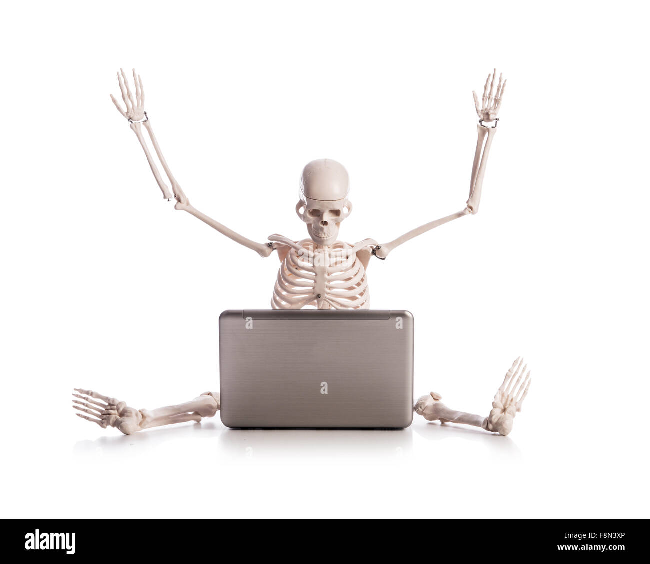 Skeleton sitting computer Banque d'images détourées - Alamy