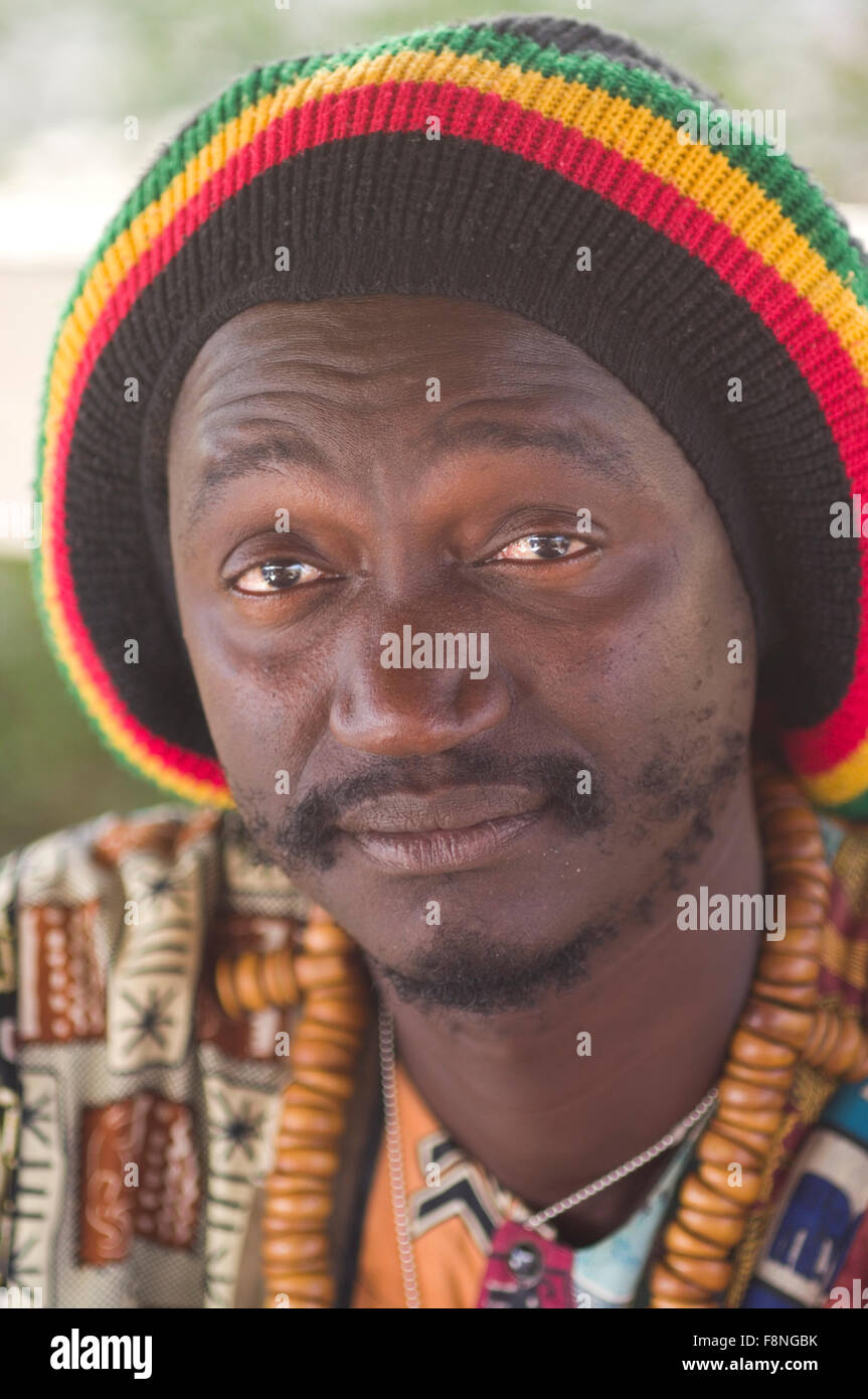 Sénégalais dans style reggae Rasta jamaïcain et cap Baye Fall chapelet ...
