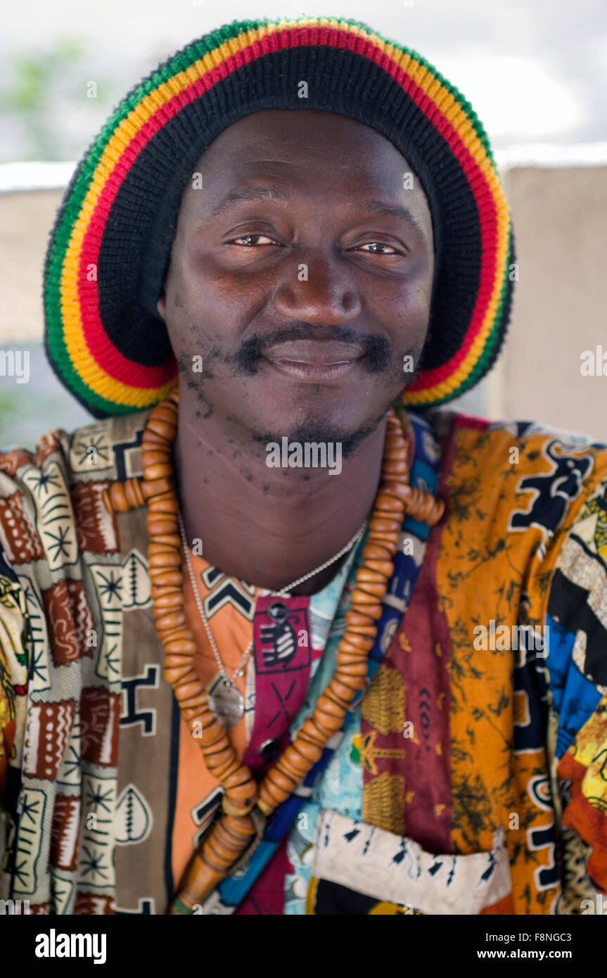 Sénégalais dans style reggae Rasta jamaïcain et cap Baye Fall chapelet ...
