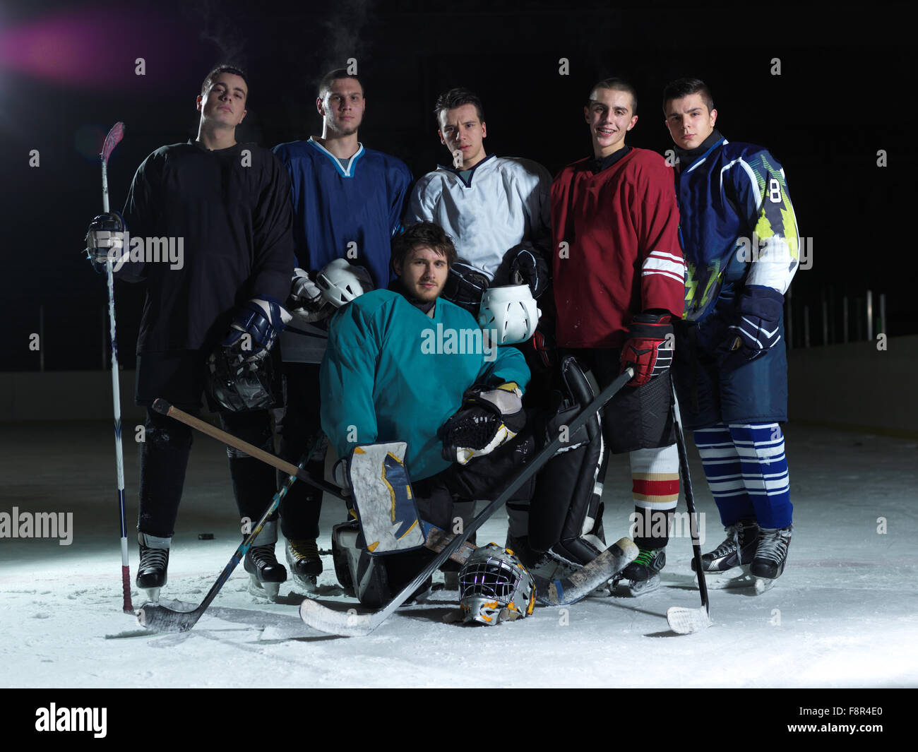 L'équipe de joueurs de hockey sur glace portrait de groupe arène ...