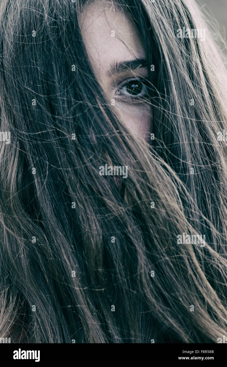 Sad woman hair covering face à l'extérieur Photo Stock - Alamy