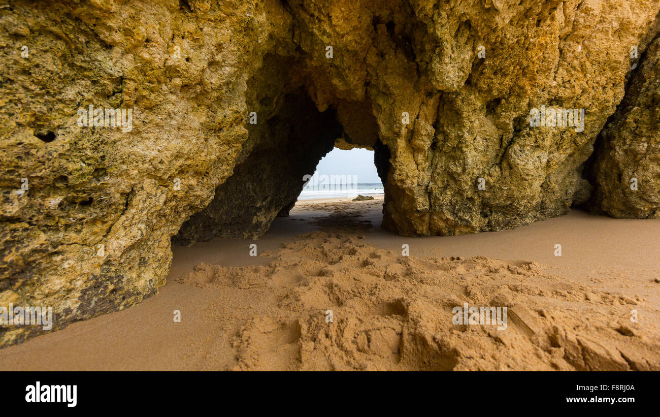 Arche Naturelle Dans Les Rochers Sur La Plage Banque d'image et photos ...