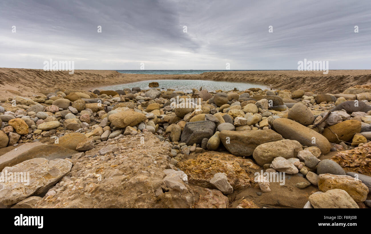 Des rochers sur une plage Banque de photographies et d’images à haute ...