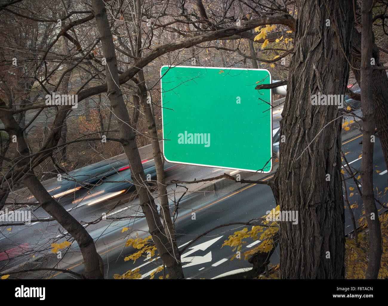 L'autoroute Blanche signe de route avec circulation Photo Stock - Alamy