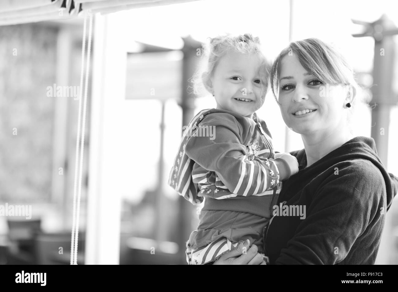 Mother Daughter Relaxing Sofa Banque Dimages Noir Et Blanc Alamy