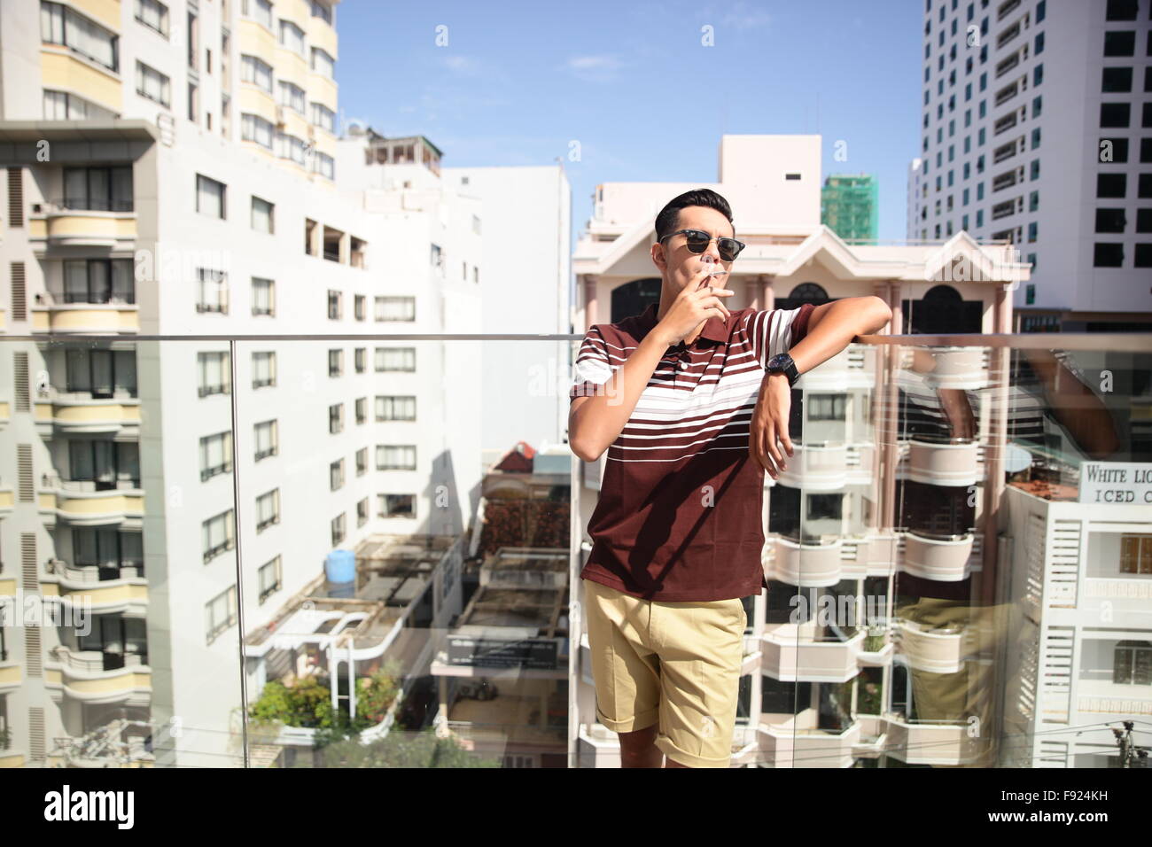 Smoking man on balcony Banque de photographies et d’images à haute ...