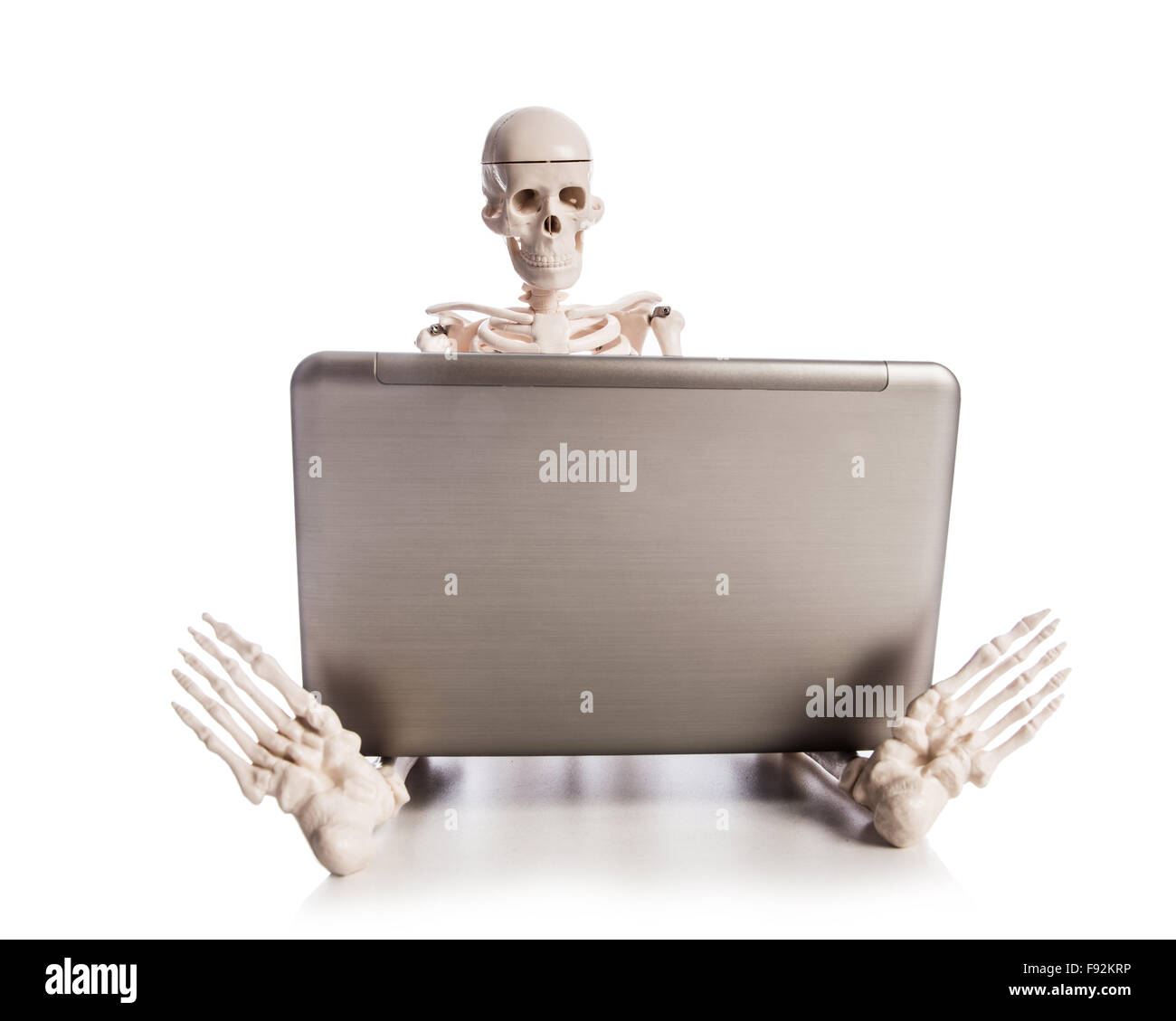 Skeleton sitting computer Banque d'images détourées - Alamy