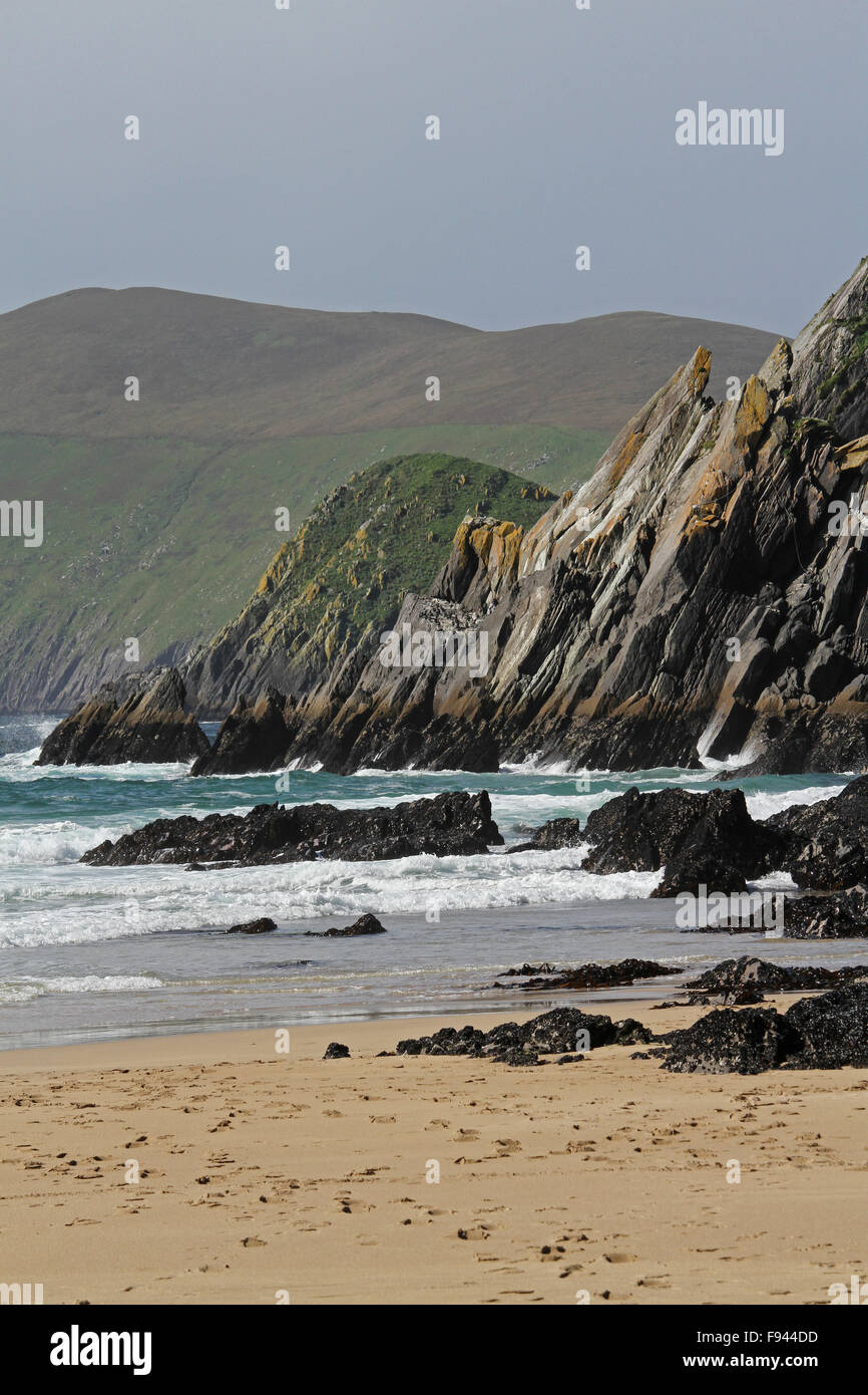 Atlantic surf à Coumeenoole Beach, Dunmore Head sur la péninsule de ...
