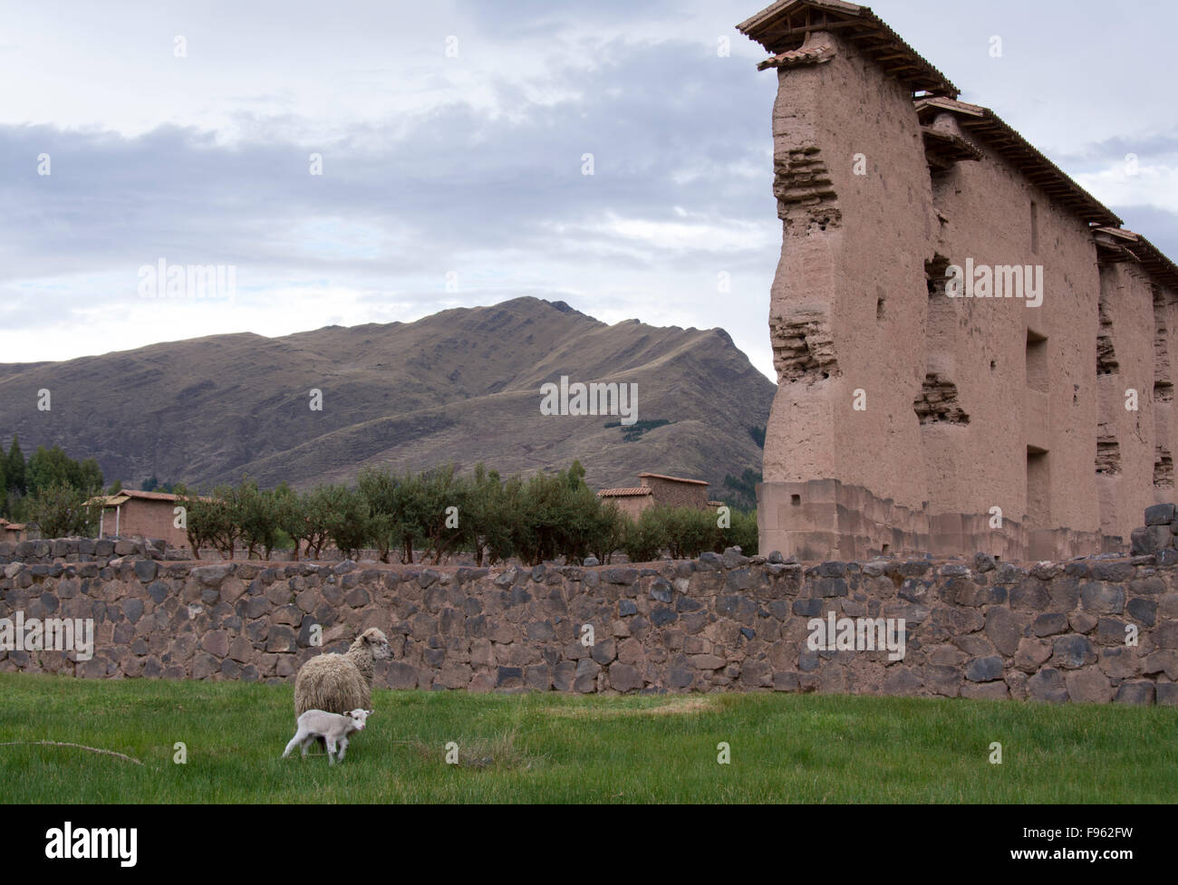 Peruvian village Banque de photographies et d’images à haute résolution ...