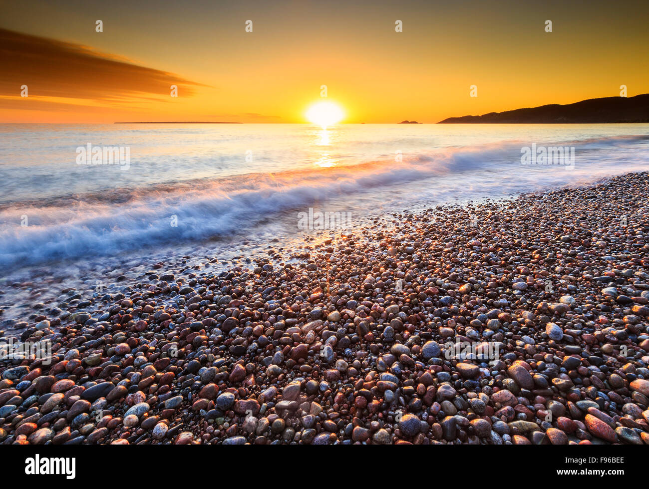 Vagues sur les plages de galets Banque de photographies et d’images à ...